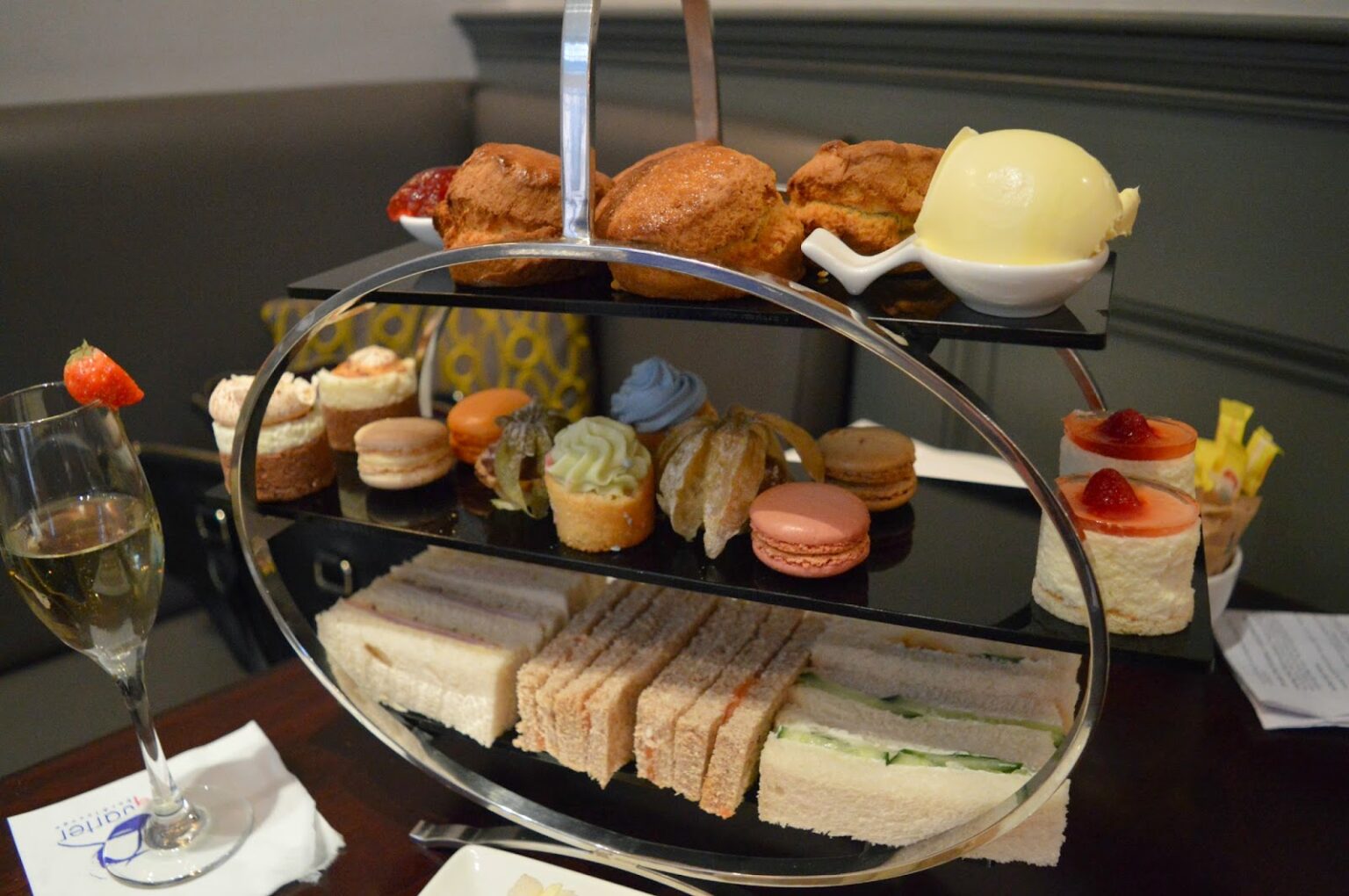 Unwind Atrium and Bar – THE LORD FORREST HOTEL